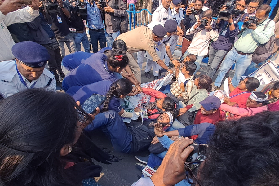 SLST Job Seekers stage agitation in front of Bengal assembly| Sangbad ...