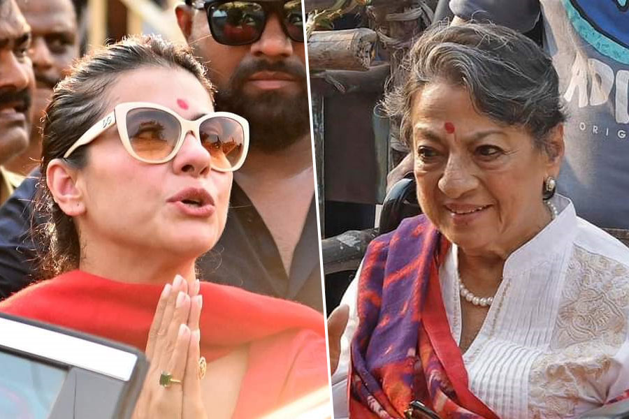 Kajol at Dakshineswar Kali Temple with mother Tanuja and son Yug