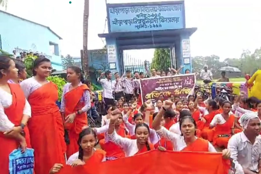 RG Kar hospital case: Students lock teachers after they arrange protest ...